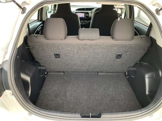 トヨタ ヴィッツ（Vitz） ヴィッツ F・2019(R1)年式・シルバーメタリック・1000cc・トヨタウン北谷店・4.4万km・保証付 ...