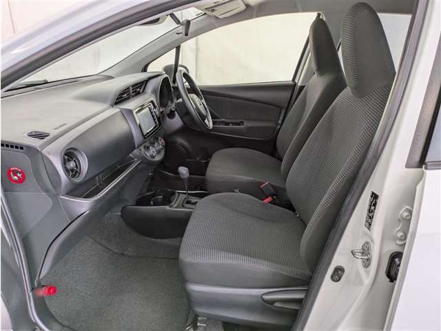 トヨタ ヴィッツ（Vitz） 1.0F・2019(R1)年式・ホワイト・1000cc・沖縄トヨタ自動車株式会社 トヨタウン名護店・5万km ...